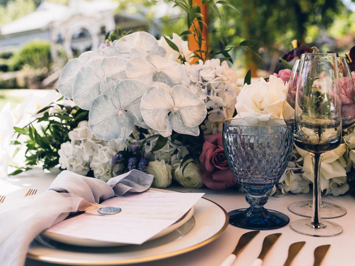 How to Choose a Wedding Table Setting Style - Table For Louis